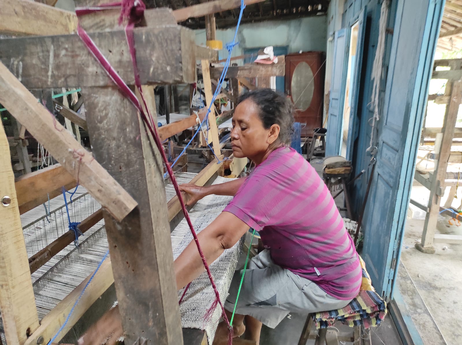 Central Java, Weaving Treasure From Trash – Storie EU